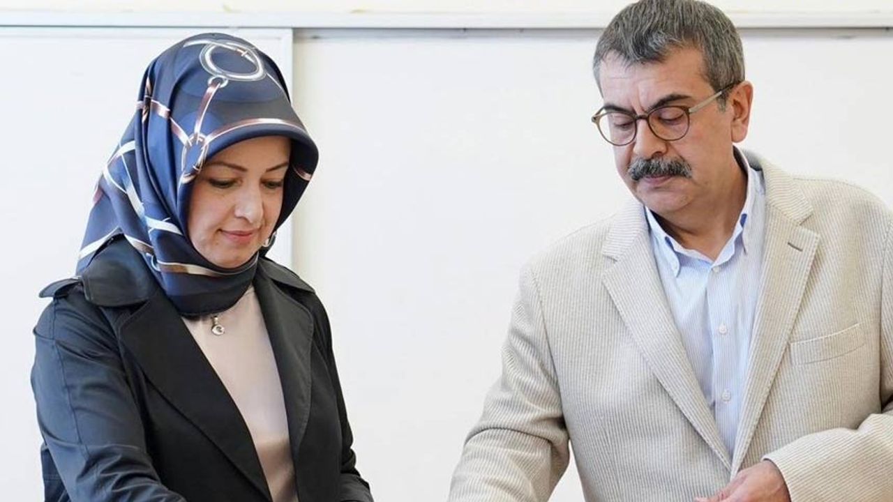 Mülakatı savunan Bakan Yusuf Tekin'in eşi Ayşe Tekin nasıl müdür oldu? - Dijital Gaste: İzmir ...