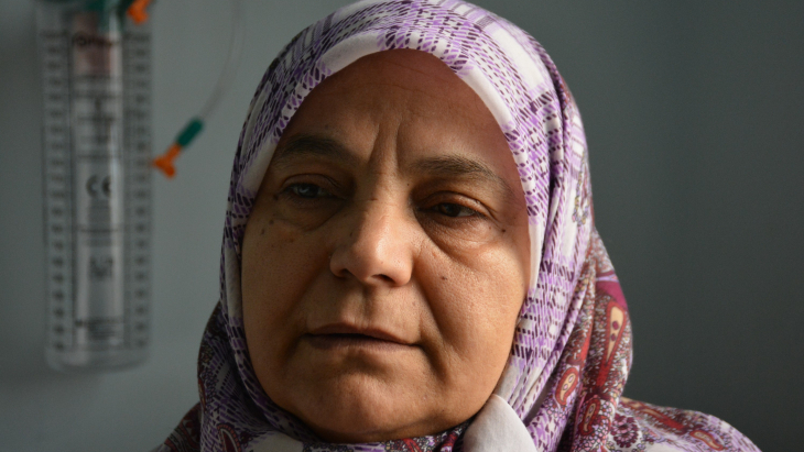 Depremzedenin gözyaşları yürekleri dağladı: Annemin toprağa gömüldüğünü ...